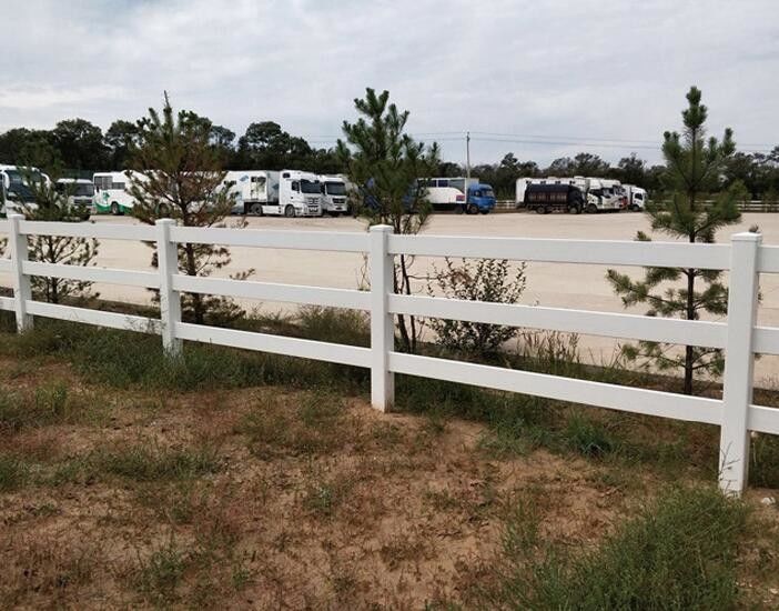 White Color Vinyl Livestock Fencing 2 Rails 3 Rails 4 Rails 1.4m X 2.4m